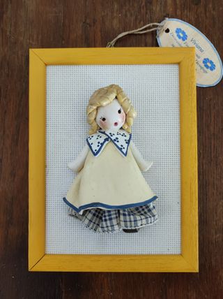 Quadretto bambolina in pasta ceramica.Fatto a mano