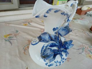 Vaso di ceramica con rose blu in ri