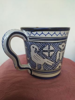 Bella tazza da De Ruta in ceramica dipinta a mano