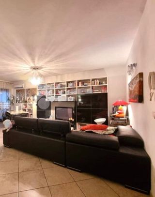 divano in pelle nera