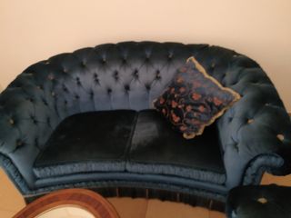 Divano in raso diseta capitonè blu ampio