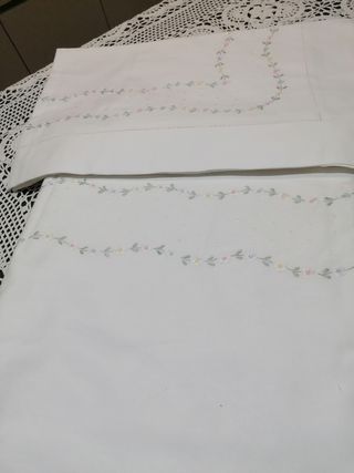 Lenzuolo con due federe ricamato a mano