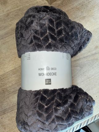 coperta di ciniglia grigia