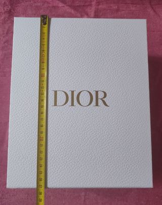 Scatola in cartone bianco e logo oro