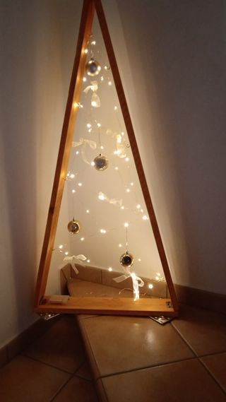 albero di natale in legno con decorazioni e lucine