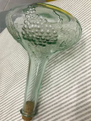 Due bottiglie in vetro