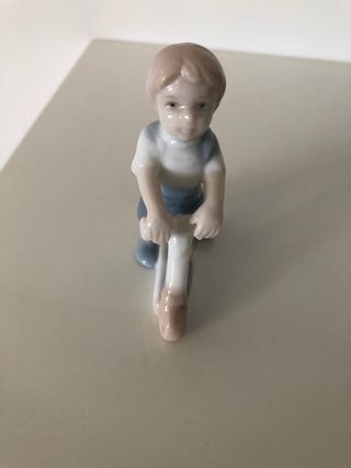 bimbo con monopattino in ceramica