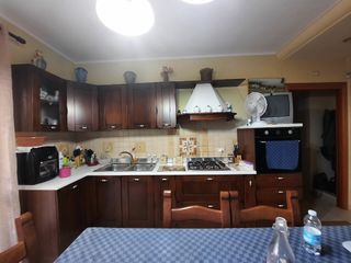 Cucina completa con tavolo e sedie