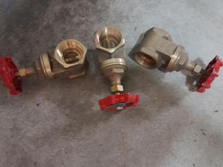 n. 3 GRIFOS DE AGUA - ( 1" 1/2 )