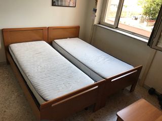 2 letti completi di reti, materassi e comodino