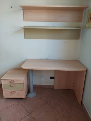 Scrivania ,mensole e cassettiera
