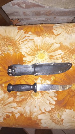 coltello nero con fodera