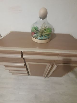 mobiletto in legno con sportelli e cas