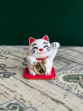 Maneki Neko plastica su base in legno