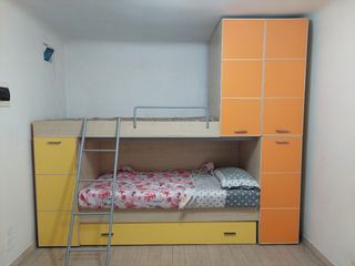 Letto a castello giallo e arancio