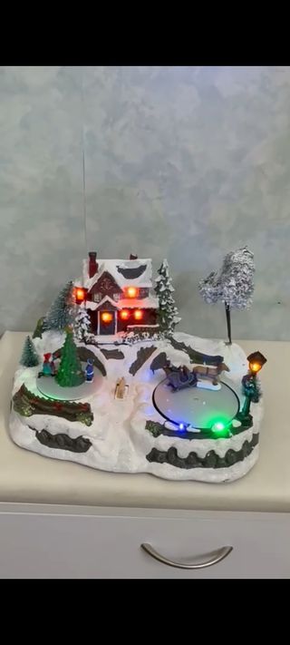 Giostra natalizia con luci e musica