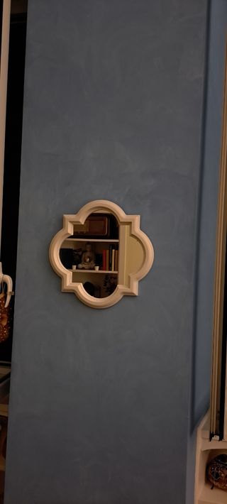 Piccolo specchio bianco a parete