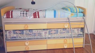 letto con scrivanie integrate