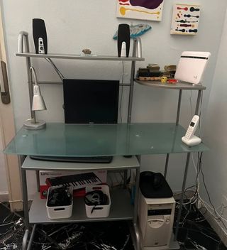scrivania per computer fisso con pannello in vetro