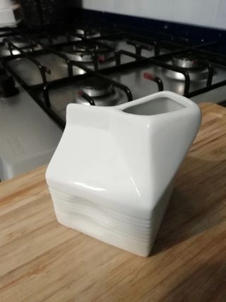 Brocca in ceramica a forma di tetrabrick del latte