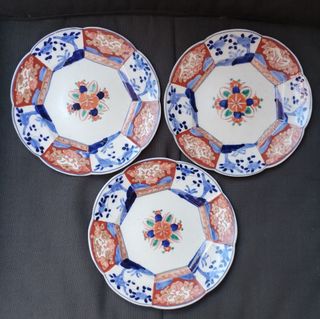 Tre piatti Imari dipinti a mano