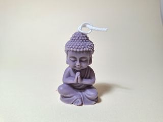 Candela Budda con mani in preghiera