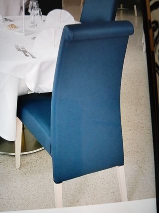 Sedia in similpelle blu scuro con piedi