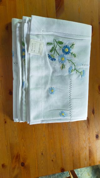 tovaglia fatta a mano per 12 persone