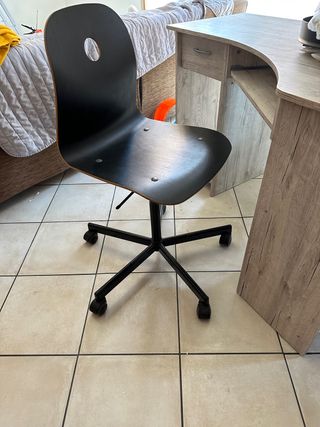 scrivania con porta computer