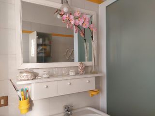 Specchio per bagno con cassettiera e lampada