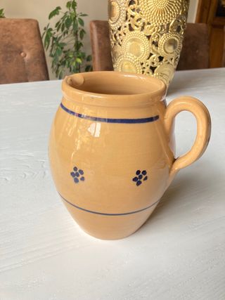 brocca in ceramica decorata a mano
