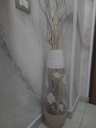 Vaso con steli in legno