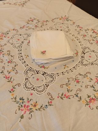 Tovaglia rotonda ricamata + tovaglioli