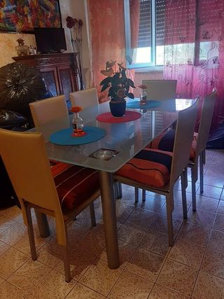 Tavolo di vetro con sedie, sedie