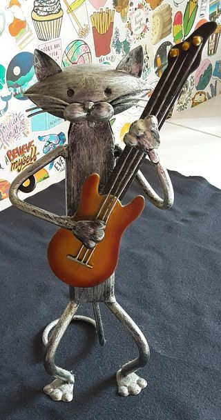 Scultura in metallo gatto musicista con chitarra