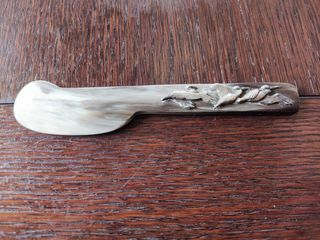 spalmaburro con decorazioni in argento