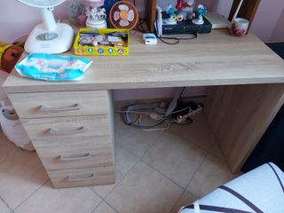 Scrivania con cassetti