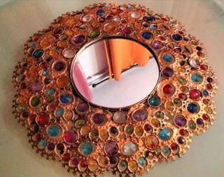 specchio con cornice in rame e  pietre finte