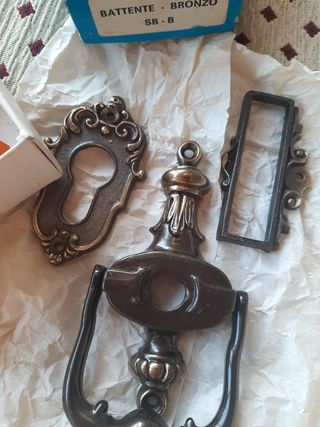 Battente in bronzo con spioncino, 2 cornici