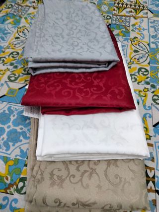 Tovaglia antimacchia per la tavola da 6 persone