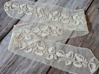 Ricamo a mano su tulle