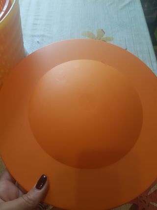 centrifuga e ciotola tupperware arancio , an
