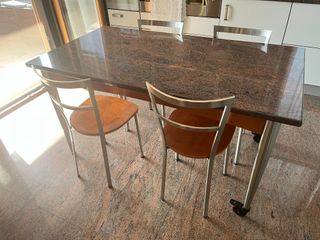 Tavolo in granito rosso multicolor con sedie