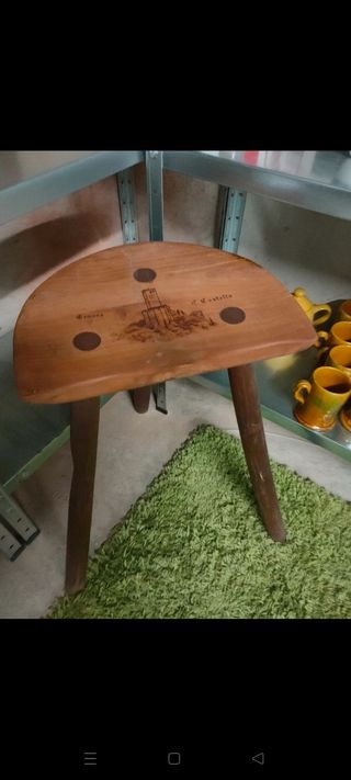 Sgabello in legno fatto a mano