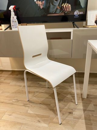 Vendo tavolo con due sedie