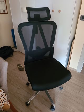 Comoda sedia ufficio dotata di braccioli regolabil