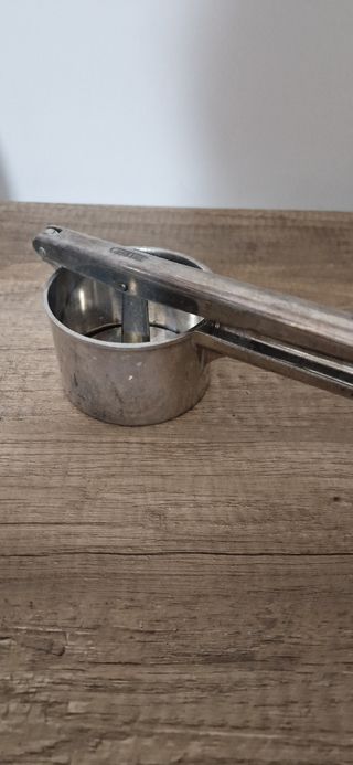 Schiacciapatate in metallo