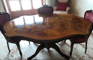 Tavolo completo di sedie