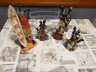 Statuette in legno etniche