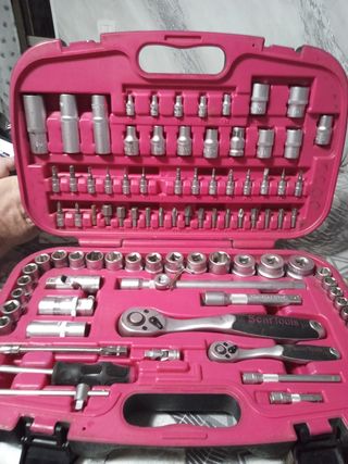 Valigia con prodotti di meccanica